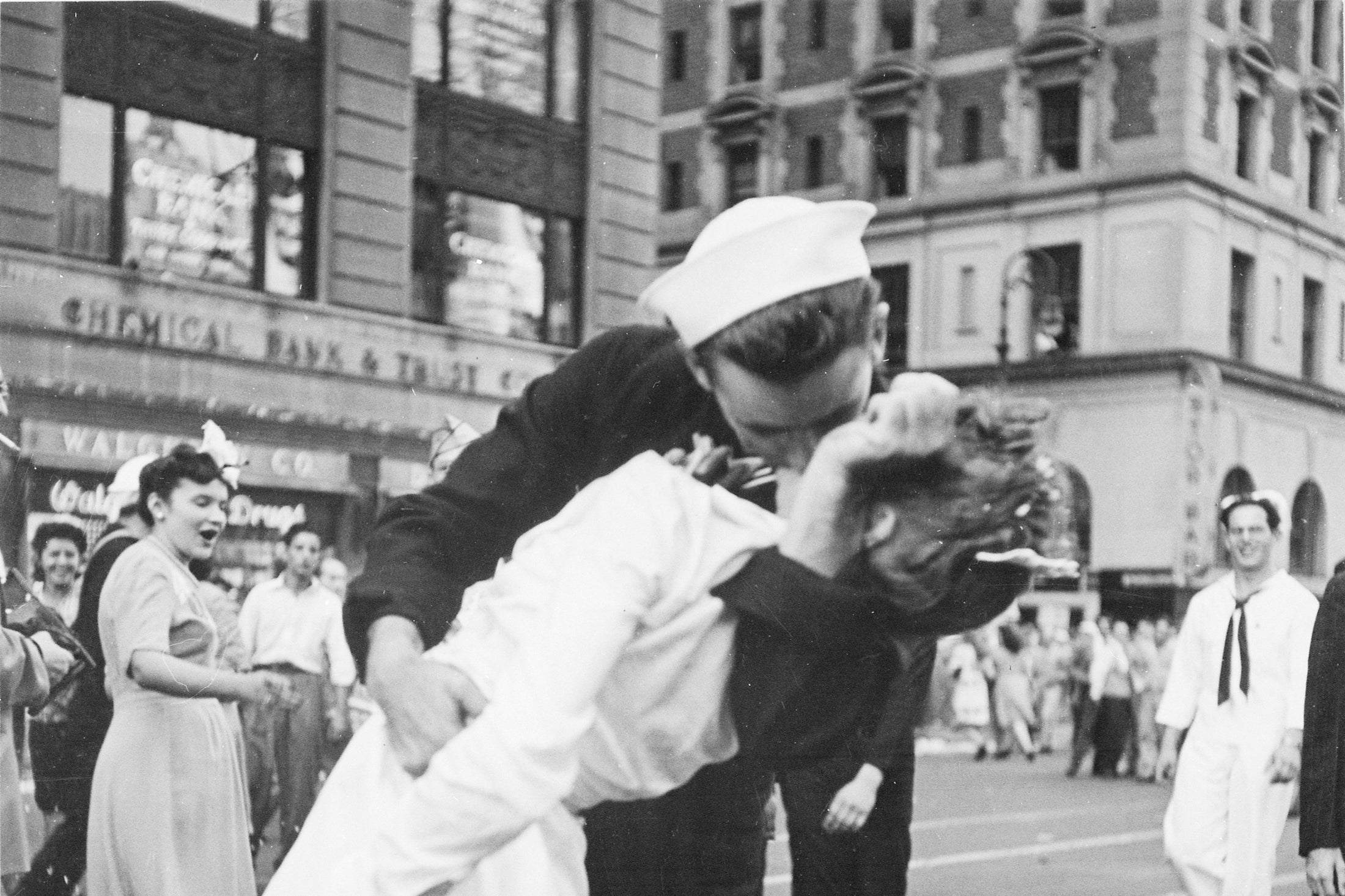 George Mendonsa, sailor pictured kissing nurse in iconic World War II ...