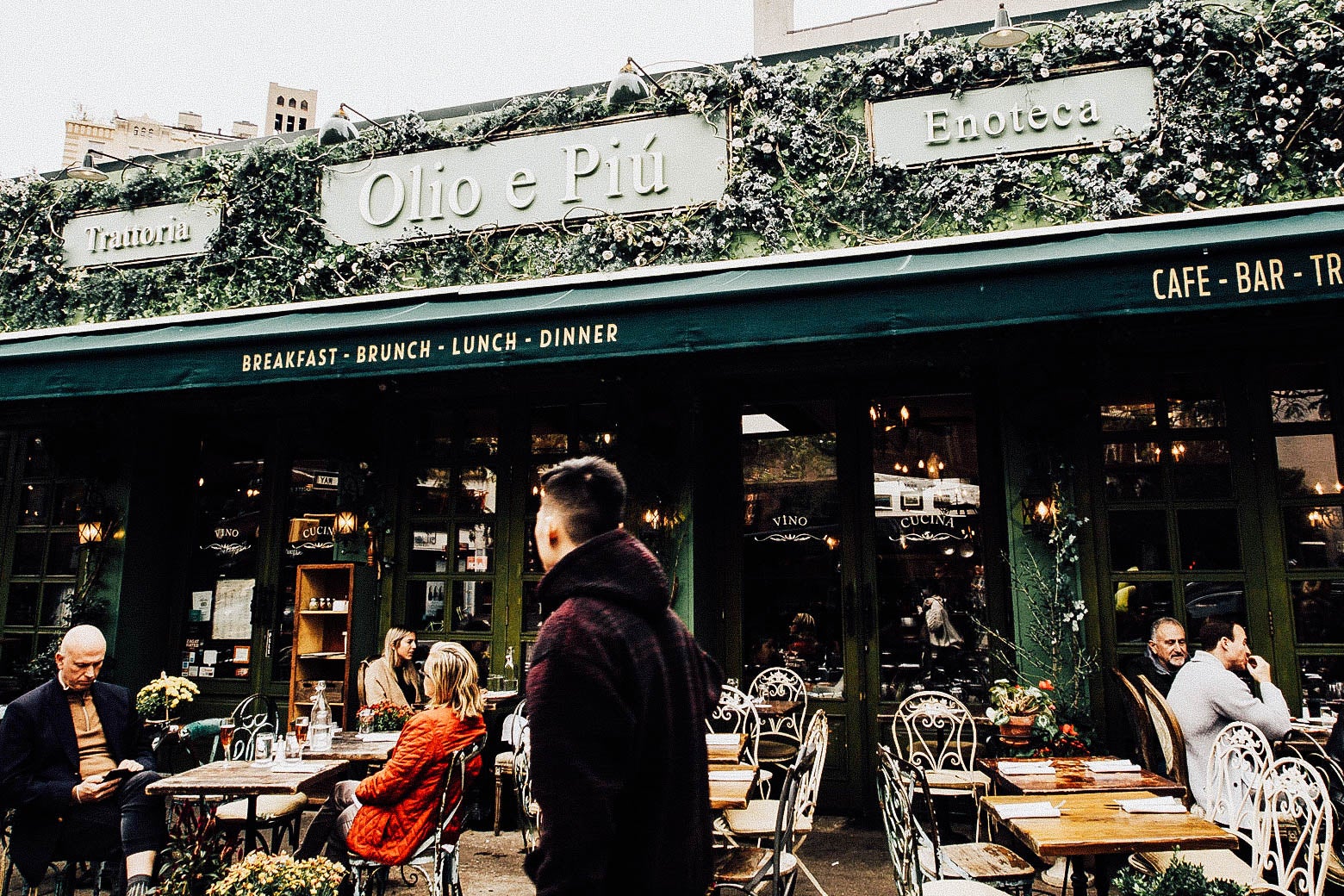 Choosing restaurants from the outside: tips from restaurateurs.