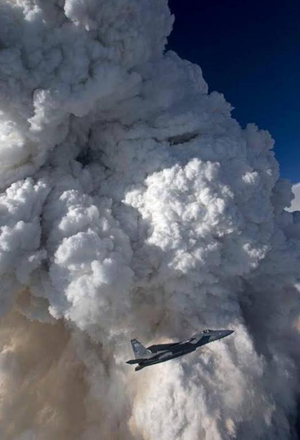 Oregon gulch fire: Photos show pyrocumulus clouds and fighter jets over ...