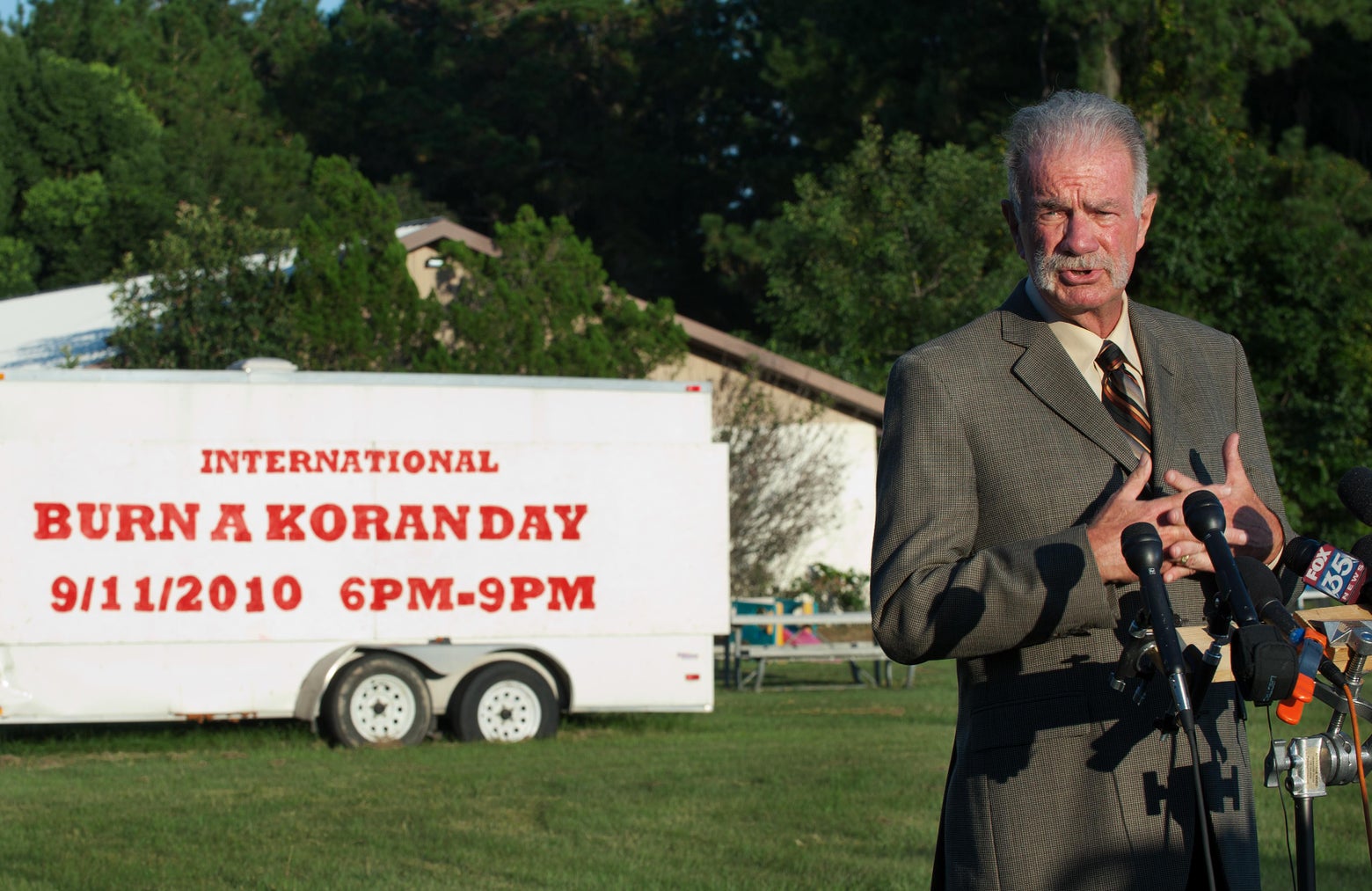 Florida Pastor Terry Jones arrested driving to a park to burn Qurans