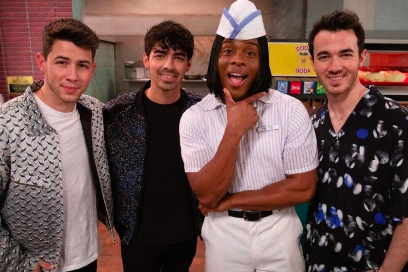 Jonas Brothers visit Kel Mitchell at Good Burger on the All That revival.