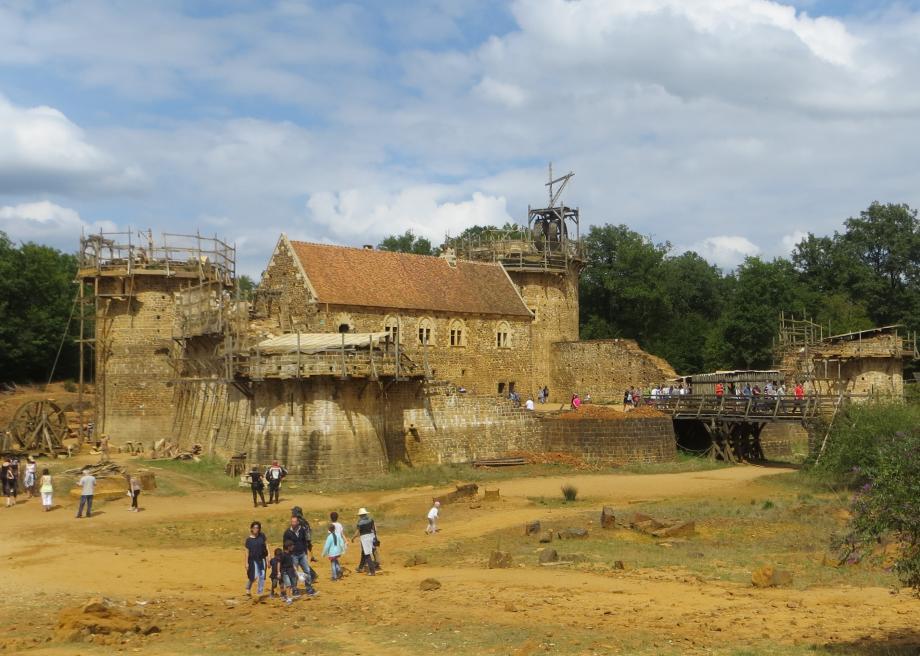 Experimental Archaeology: Archaeologists Are Building Guédelon Castle ...
