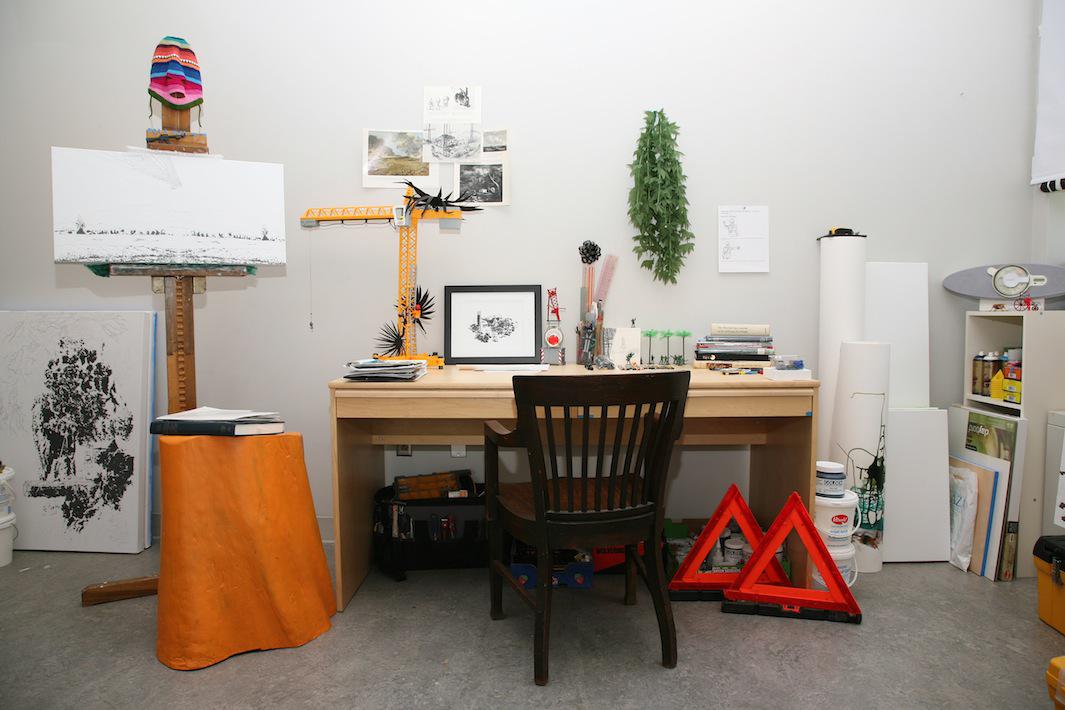 E. Brady Robinson photographs the desks of people in the art world in ...