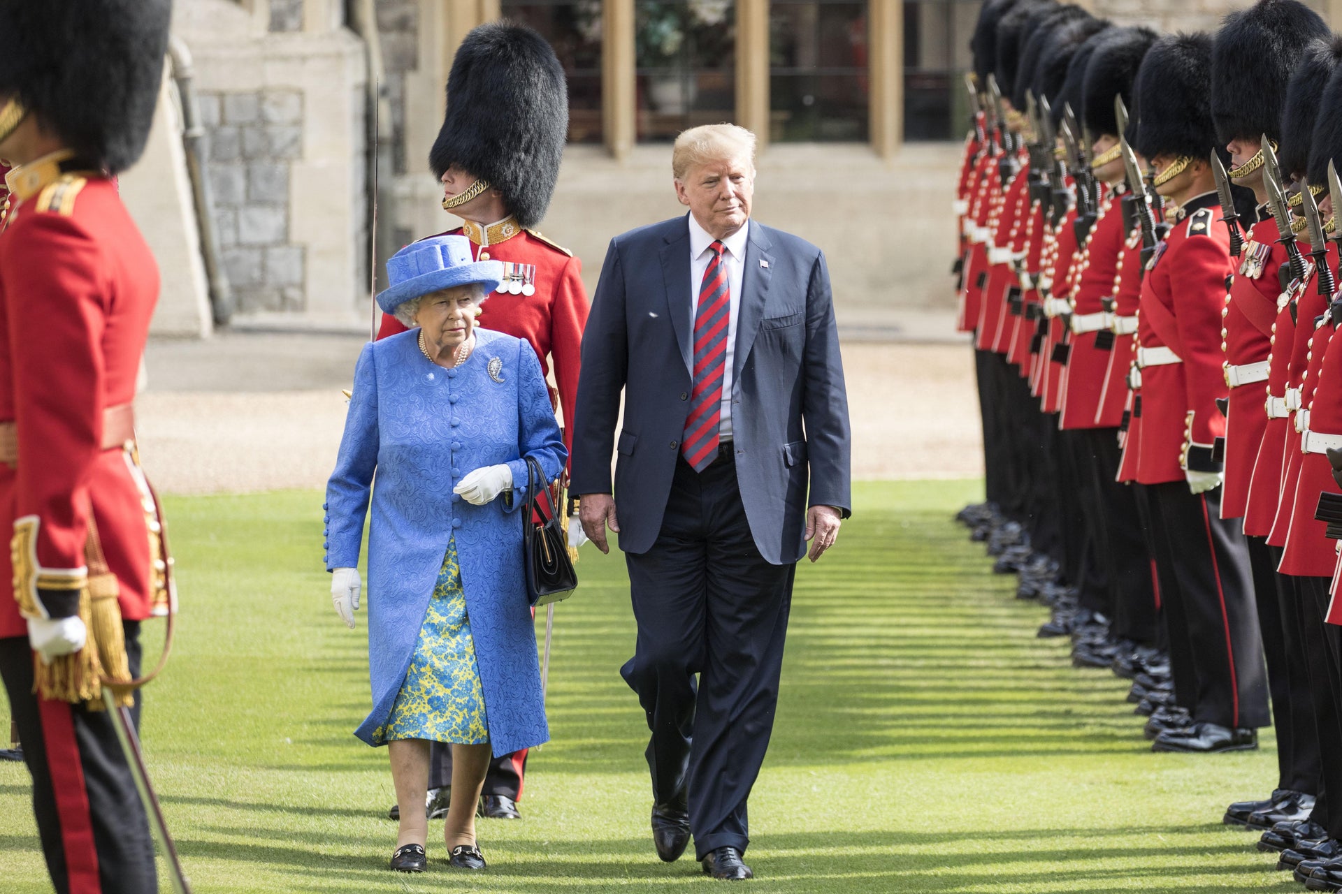 Trump meets Queen Elizabeth II at Windsor Castle, briefly forgets how ...