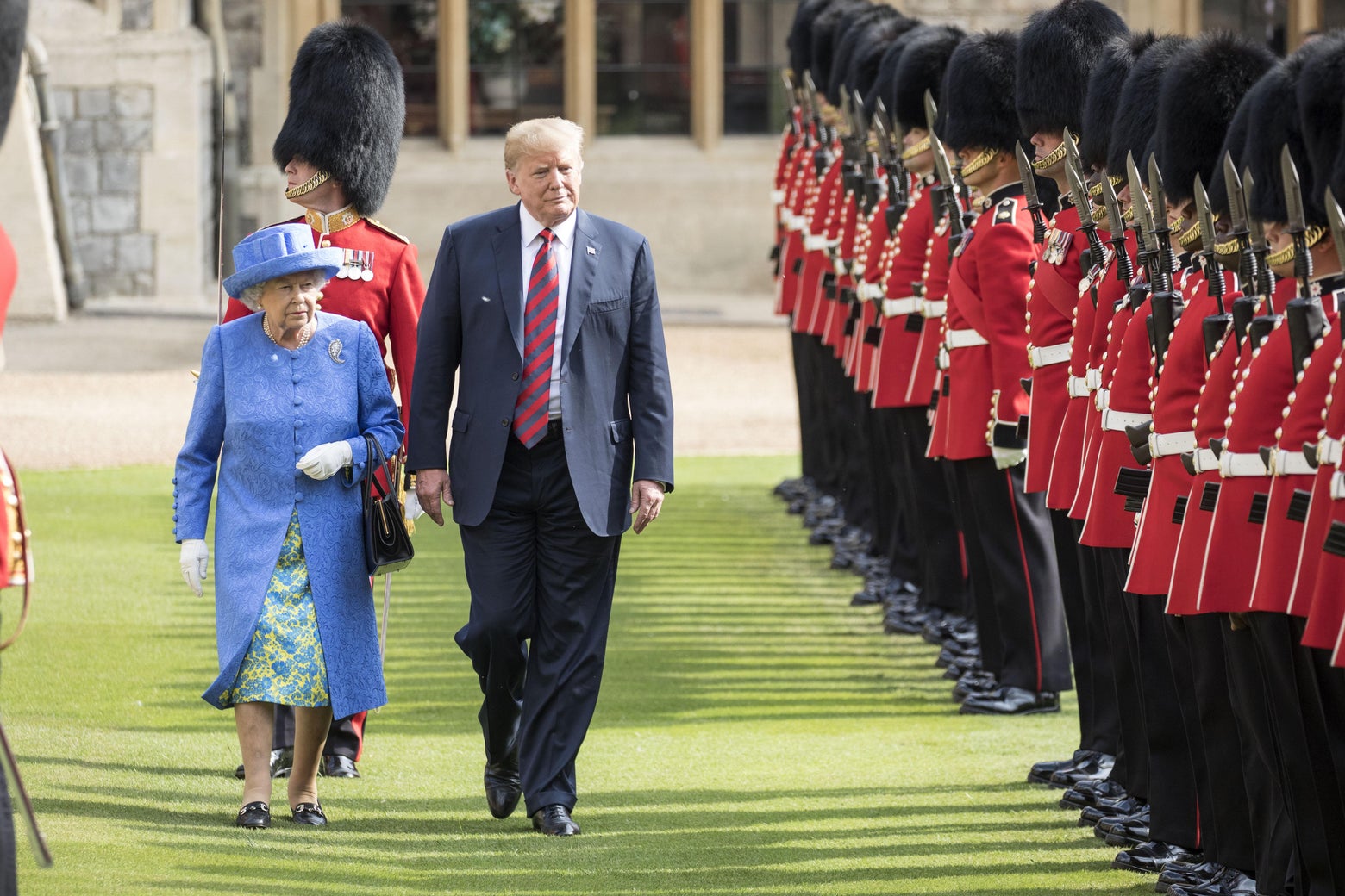 Trump meets Queen Elizabeth II at Windsor Castle, briefly forgets how ...