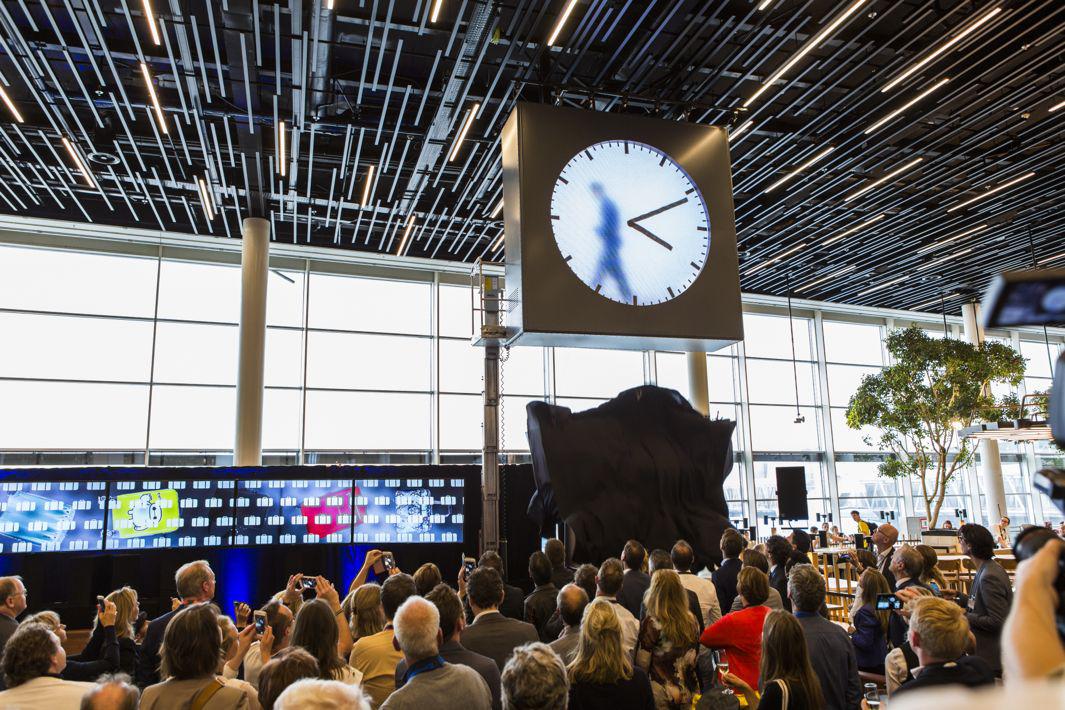 Martin Baas’ giant Real Time clock at Schiphol Airport features a man ...