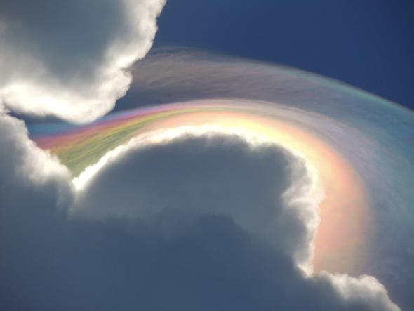 Iridescent pileus: Amazing photo of a twisted rainbow cloud.