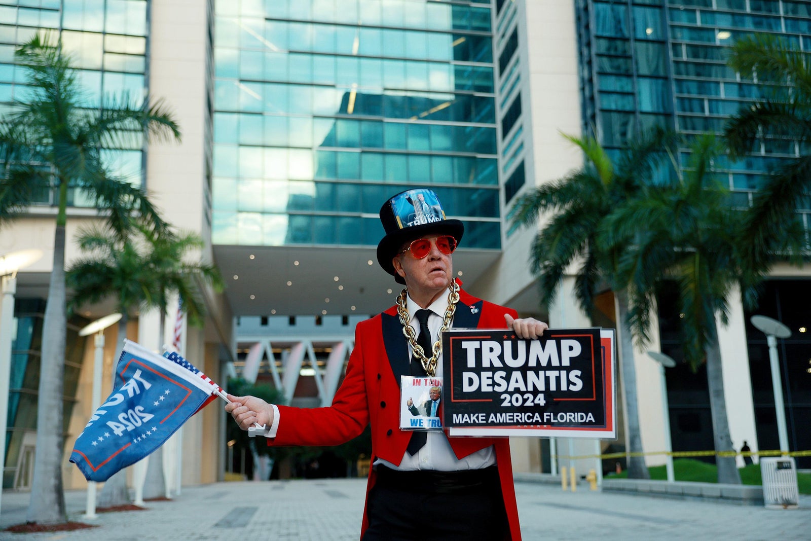 Donald Trump under arrest: Outside the courthouse in Florida, one man ...