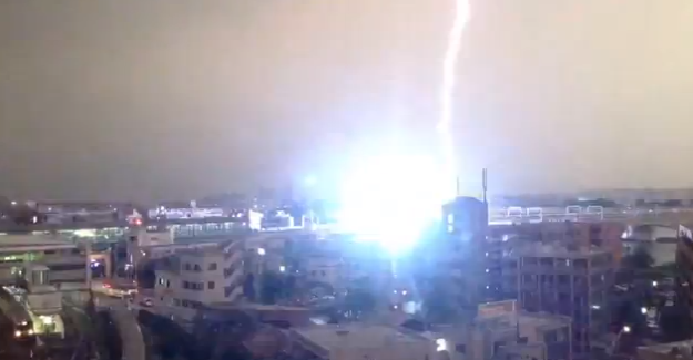 Japanese train-lightning strike VIDEO: Commuter train struck by ...