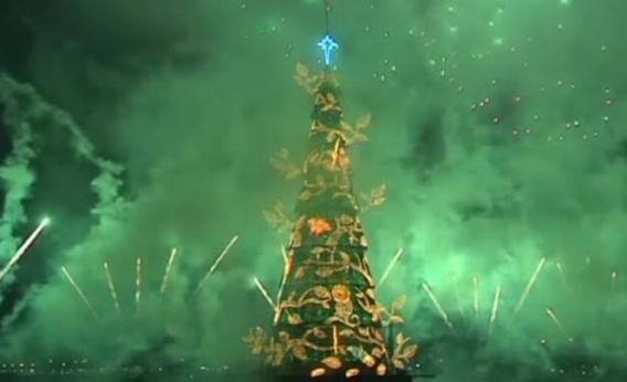 Floating Christmas tree in Brazil: Fireworks show illuminates 3.1 ...