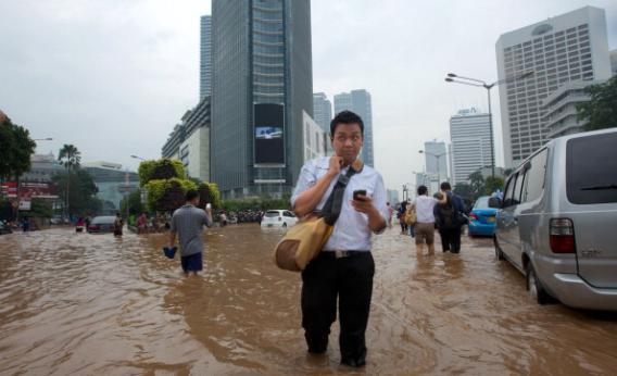 Caption contest: cell phone in a flood. (PHOTO)