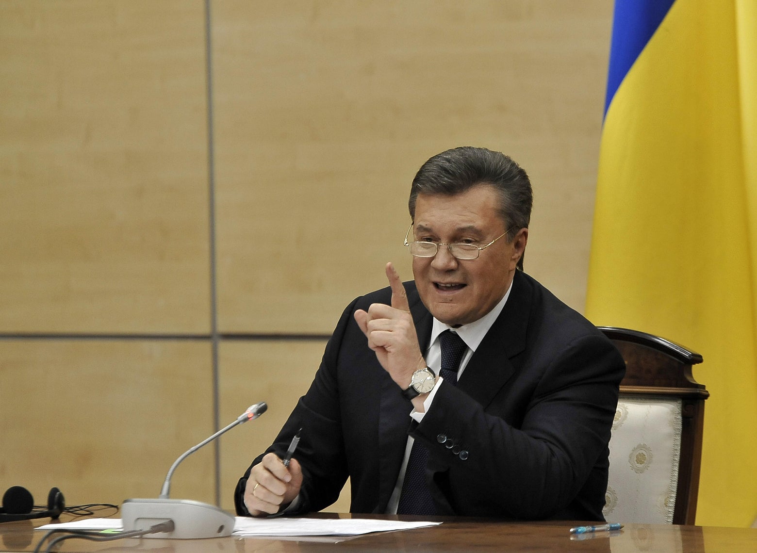 Netizen Report: Journalists dive for Yanukovych documents, literally.