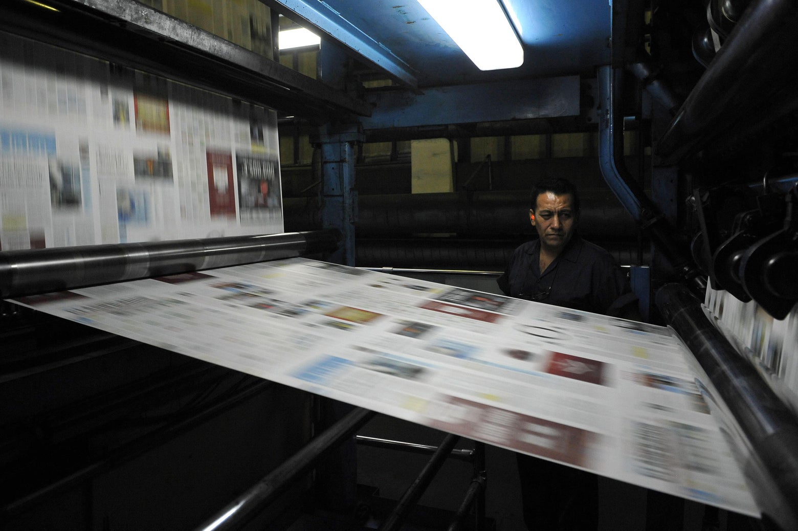 Decline of newspapers hits a milestone: Print revenue is lowest since 1950.
