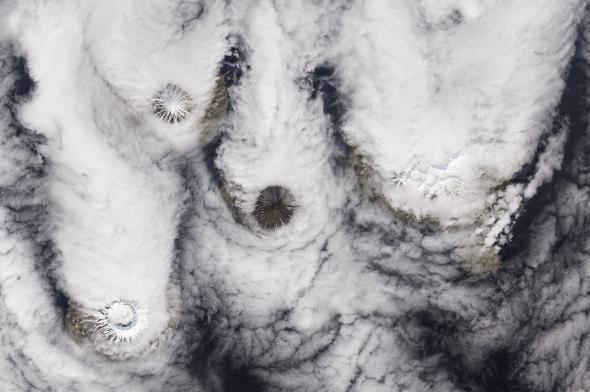 Aleutian volcanoes: Landsat 8 photo.