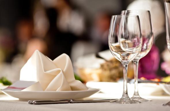 Restaurant cancellation fees: No-reservation restaurants vs. no-shows.