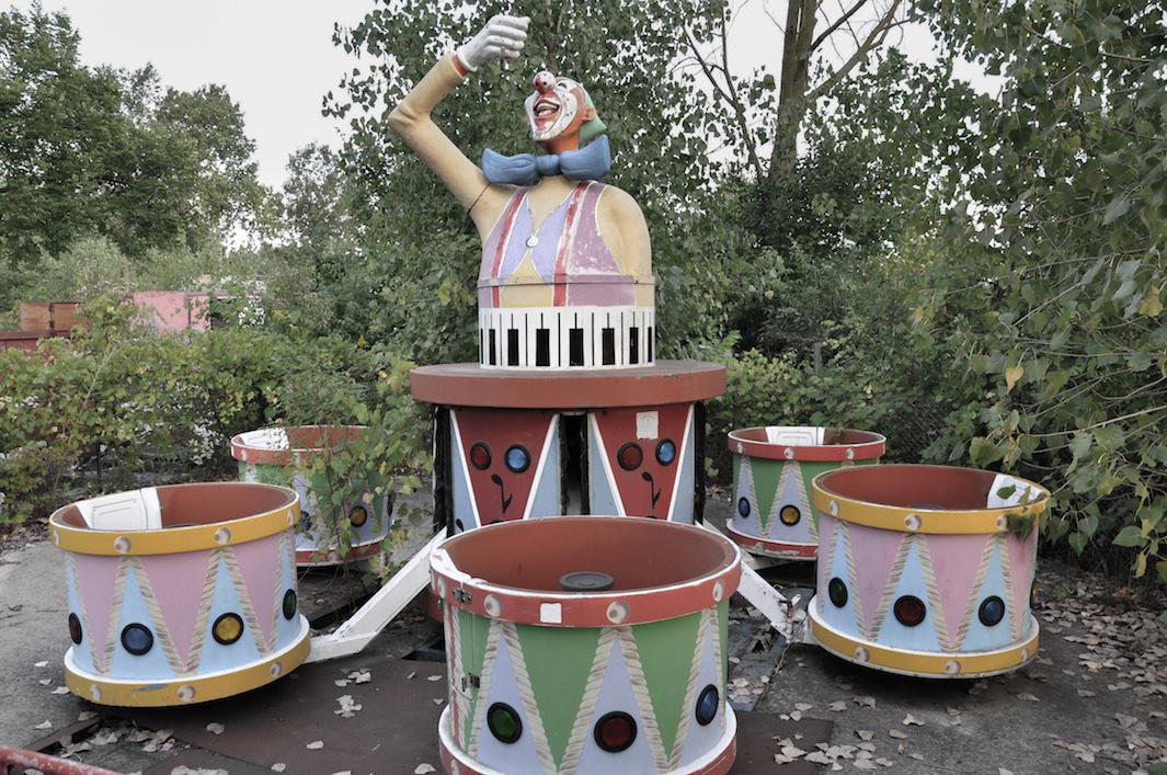 Seph Lawless photographs abandoned theme parks in his book, Bizarro ...