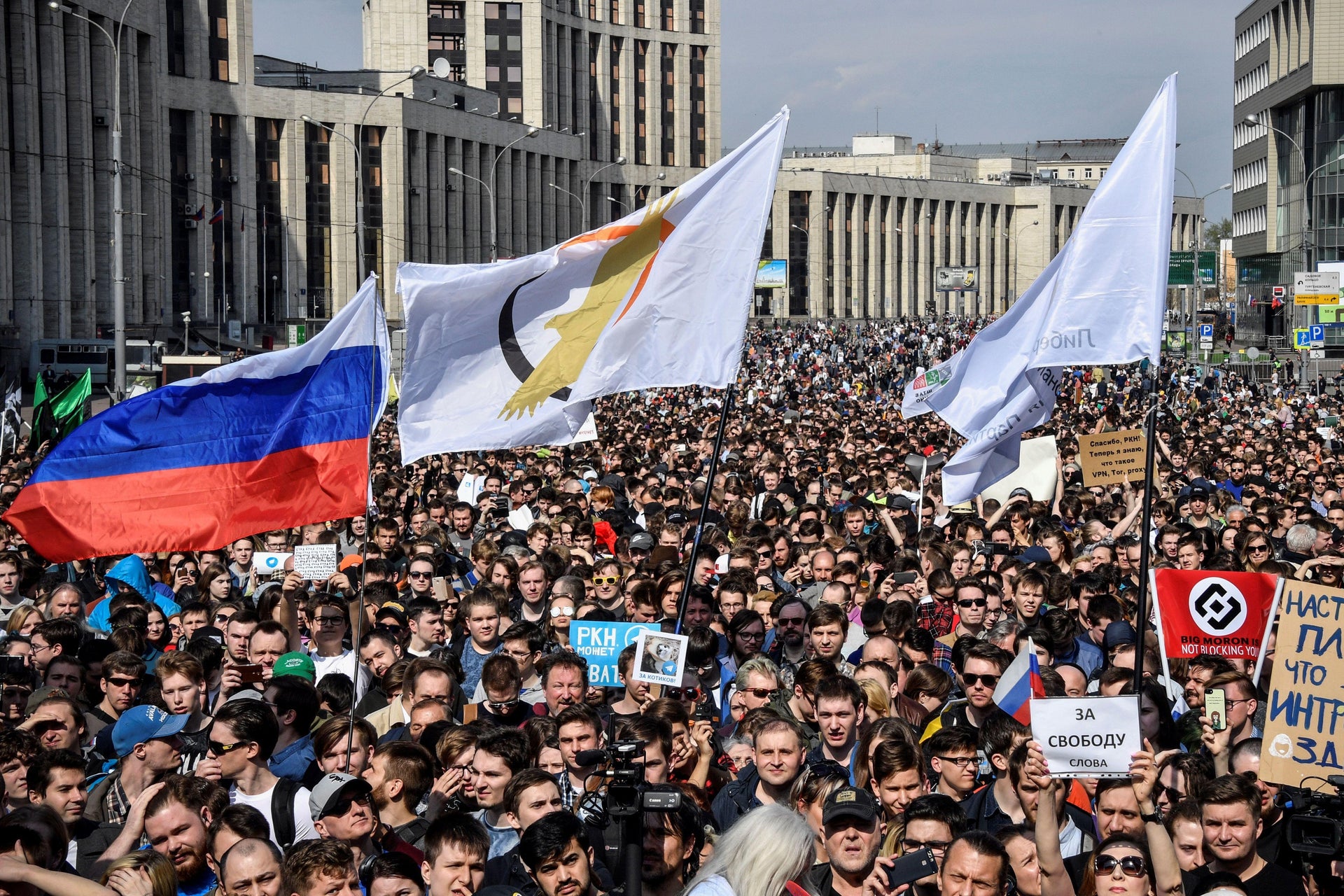 Russian outlets say Google has removed banned content from search results.