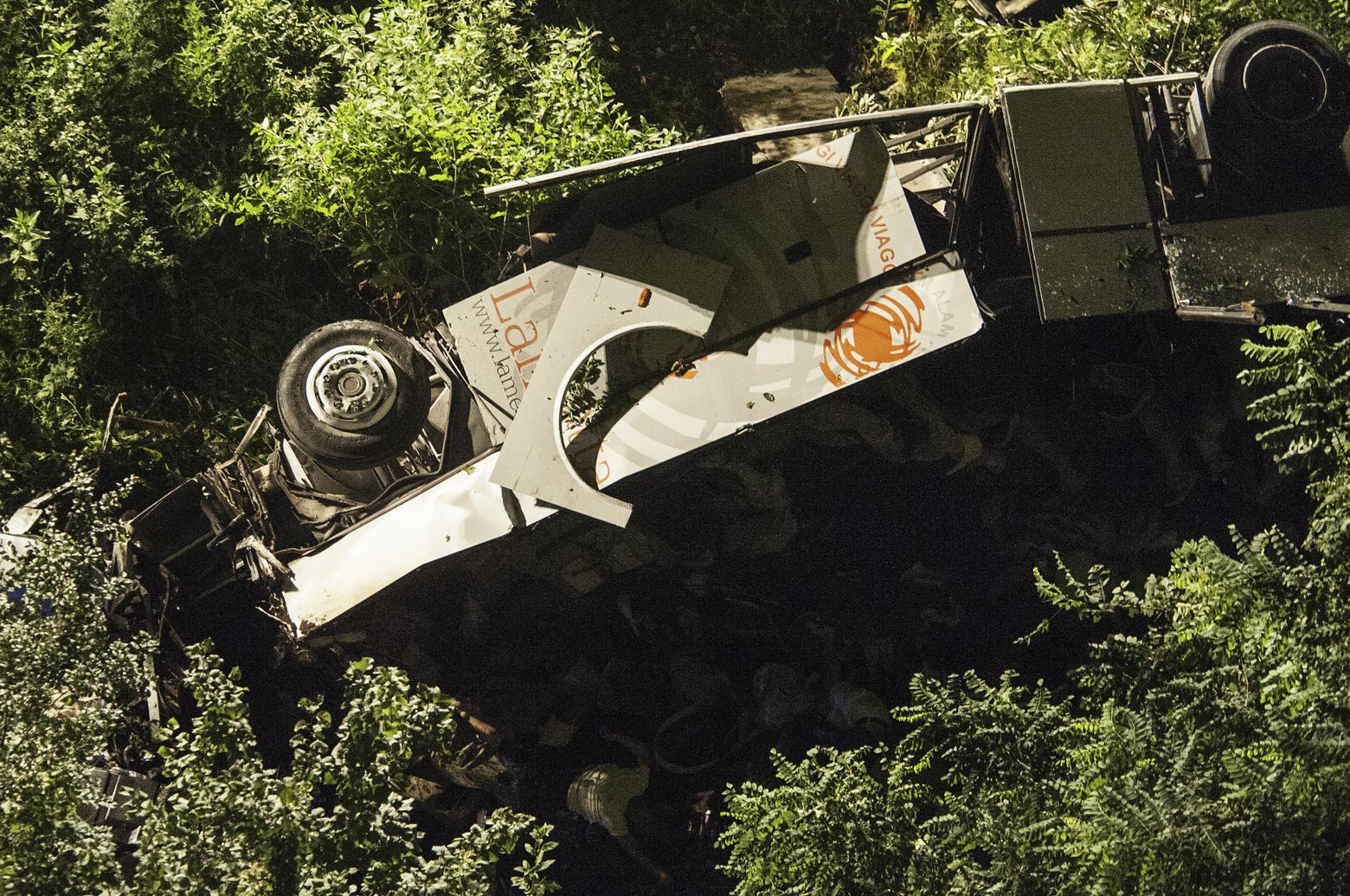 Italian bus crash: At least 39 dead after Italian tour bus loses ...