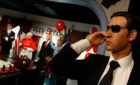 Secret Service agents are always touching their ears and wearing dark ...