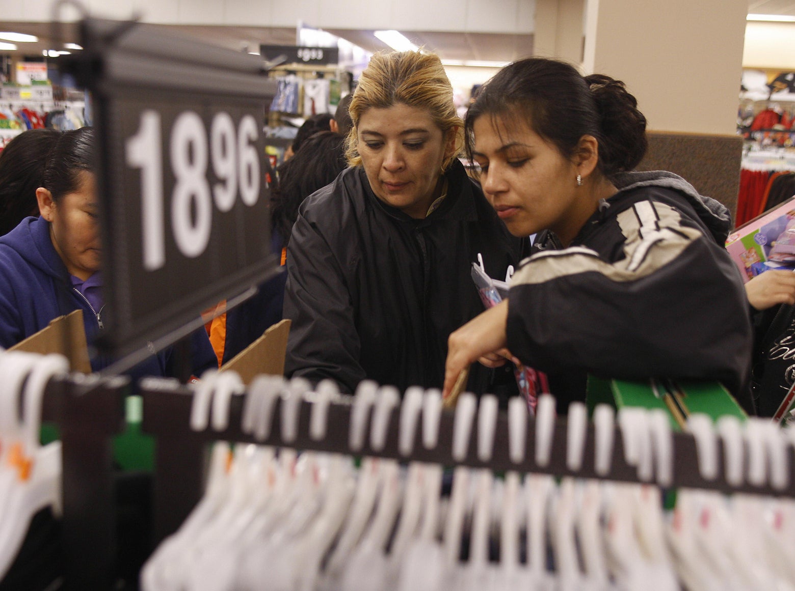 Walmart Q2 2014: Struggling low-income consumers are hurting its sales.