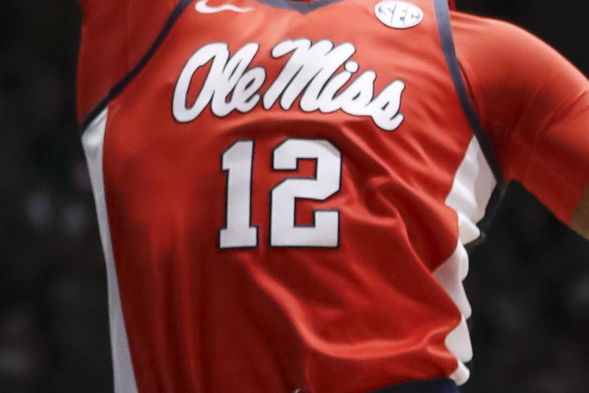 Ole Miss basketball players kneel to protest against pro-Confederacy rally.