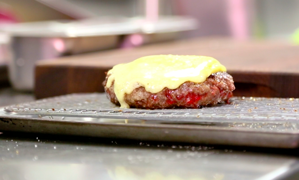Perfect burger recipe: How to cook the best beef burger at home (VIDEO).