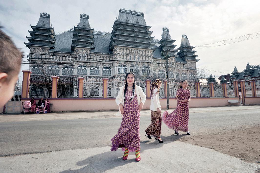 Sébastien Cuvelier photographs the homes of “Gypsy Queens.”